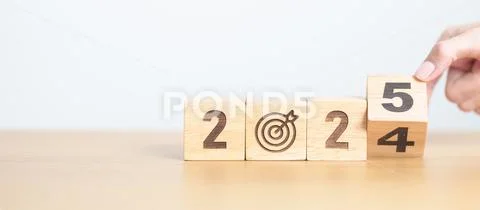 2024 year change to 2025 year block with dartboard icon. Goal, Target, Reso.. Stock Image #288796661
