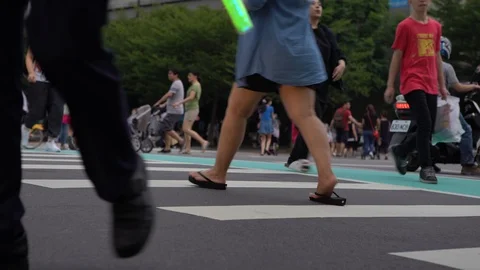 4K Crowd of pedestrian crossing in busy ... | Stock Video | Pond5