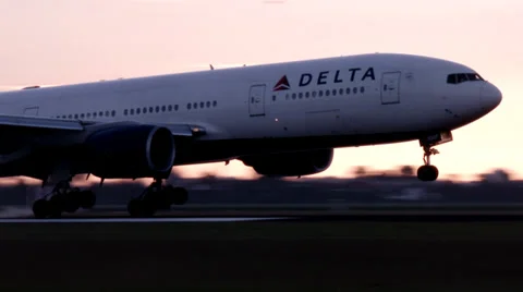 4K Delta Airlines 777 landing | Stock Video | Pond5