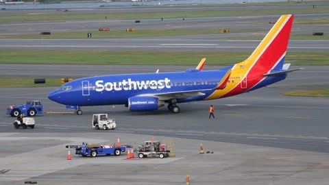 4K60fps Southwest Airlines ground crew b... | Stock Video | Pond5