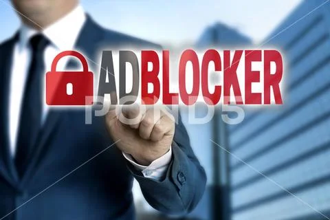 Adblocker touchscreen wird von Geschäftsmann bedient Adblocker ...