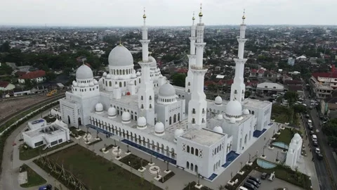 Aerial view of Mosque Sheikh Zayed Al-Na... | Stock Video | Pond5