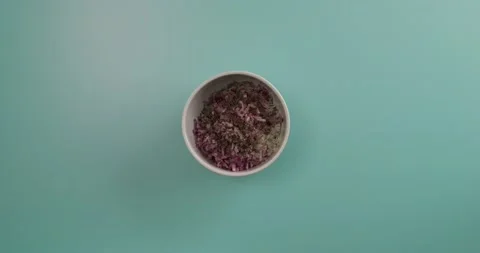 Agregando sal y revolviendo cebollas | Stock Video | Pond5