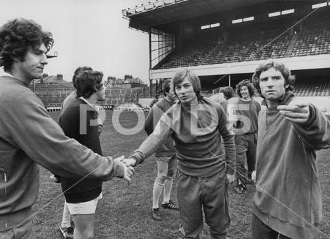 Photograph: Alex Cropley Arsenal F.c Footballer (centre) Being ...