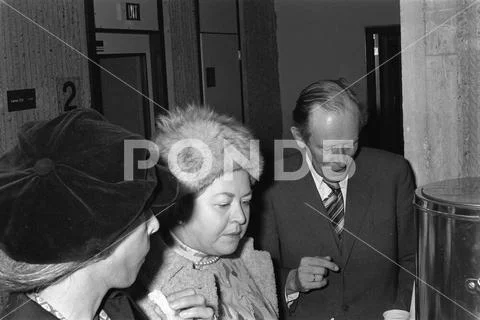 Anefo photo collection. Process ments in Amsterdam; Meta Menten (L) and ...