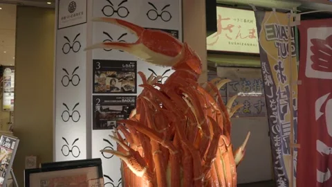animatronic crab claw display | Stock Video | Pond5