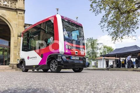 Photograph: Autonomer Minibus pendelt in Bad Wimpfen zwischen Bahnhof ...