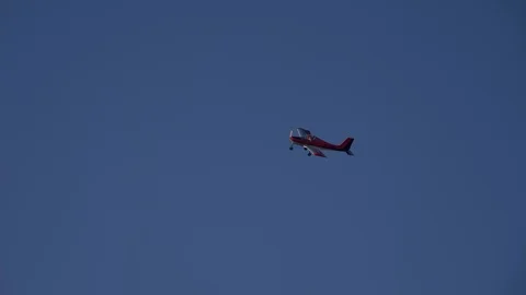 Avioneta volando en el cielo | Stock Video | Pond5