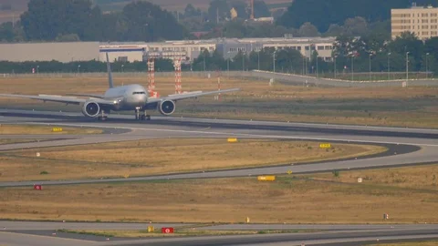 Boeing 777 landing | Stock Video | Pond5