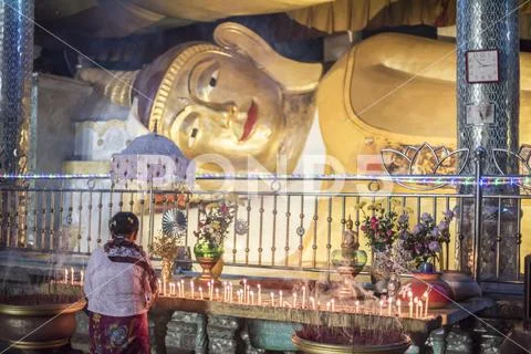 Buddhist woman praying inside Sadan Cave (aka Saddar Caves), Hpa An ...