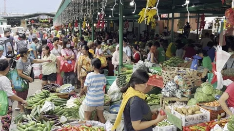 Busy market scene, last minute xmas eve ... | Stock Video | Pond5