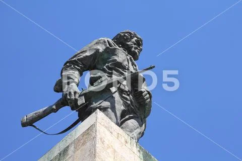 Che Guevara holding a rifle in Santa Clara, Cuba. Symbol of revolution ...