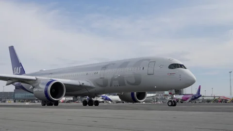 Airbus A350 Taxiing Stock Videos – Royalty-Free HD & 4K Videos | Page 6