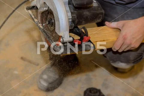 Close Up process cutting of hand circular saw at wood beam cuts Stock ...