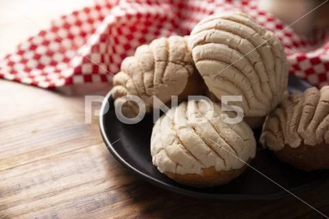 Conchas. Mexican sweet bread roll with seashell-like appearance ...