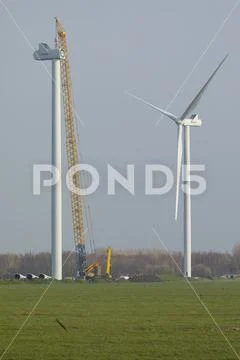 A crawler crane is hoisting the nacelle of a new wind turbine Stock ...