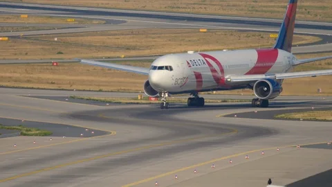 Delta Airlines Boeing 767 BCRF livery ta... | Stock Video | Pond5