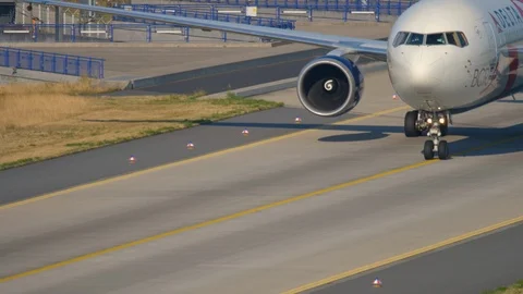 Delta Airlines Boeing 767 BCRF livery ta... | Stock Video | Pond5