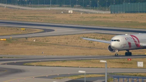 Delta Airlines Boeing 767 BCRF livery ta... | Stock Video | Pond5