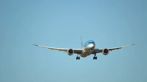 Dreamliner Boeing 787 on approach | Stock Video | Pond5