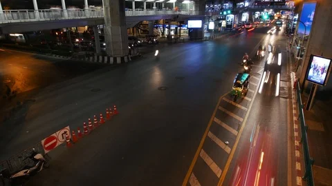 E Time lapse traffic light beams in Bang... | Stock Video | Pond5