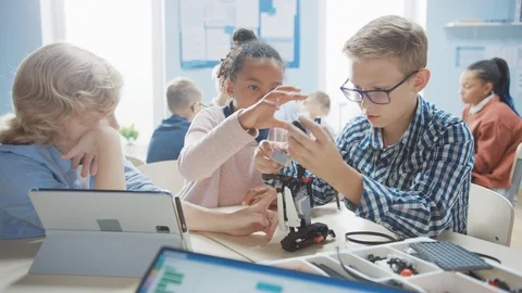 Elementary School Robotics Classroom: Di... | Stock Video | Pond5