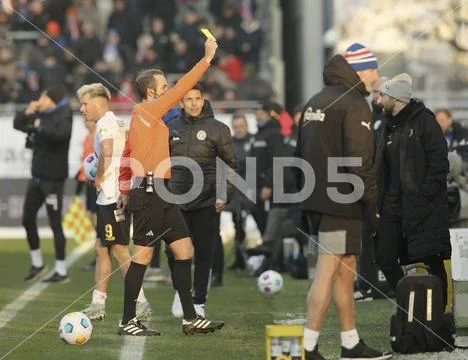 Foto : Co-Trainer Alexander Hahn bekommt gelb von Schiri Patrick ALT ...