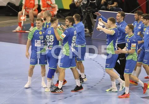 Photograph: Foto : Jubel nach dem Schlußpfiff bei den Spielern von ...