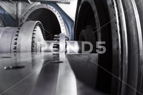 A gas turbine with a compressor rotor and a bolted coupling half Stock ...