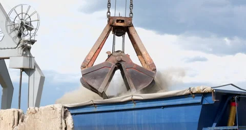 Grab is discharging bulk cargo from a ho... | Stock Video | Pond5