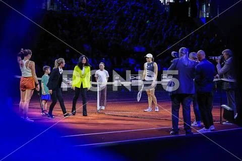 GUIu.a. ARYNA SABALENKA, MIRIAM BLEY (GER) - Chair Umpire, IGA SWIATEK ...