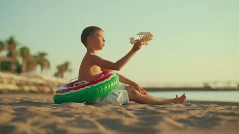 Little Boy Innen Stock Videos – Royalty-Free HD & 4K Videos | Page 2