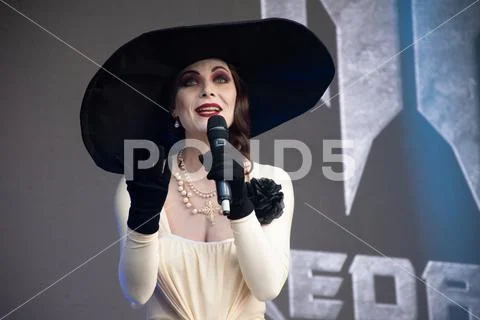 Helena Mankowska dressed as Lady Alcina Dimitrescu from Resident Evil ...