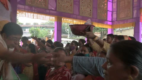 Hindu devotees offering pushpanjali to G... | Stock Video | Pond5