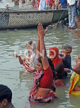 Hindus perform ritual puja at dawn in the ganges river ~ Premium Photo ...