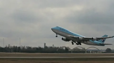 Huge 747 jumbo jet take off | Stock Video | Pond5