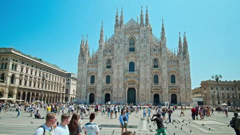 Hyperlapse of a crowd of tourists visiti... | Stock Video | Pond5
