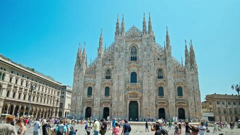 Hyperlapse of a crowd of tourists visiti... | Stock Video | Pond5