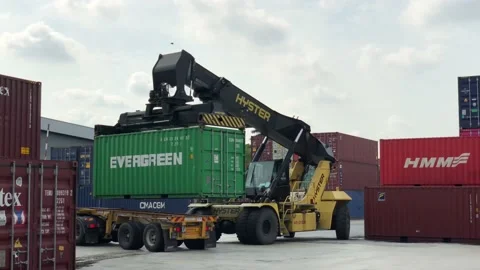 Hyster handling container_4k_1 | Stock Video | Pond5