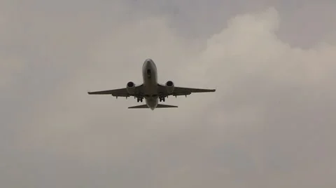 Jet flying overhead coming in for landin... | Stock Video | Pond5