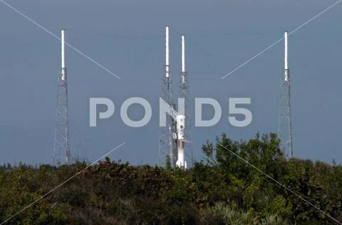 KENNEDY SPACE CENTER, FLA. - The Lockheed Martin Atlas V rocket (center ...