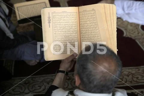 Koran-reading session at Sanaa mosque following Friday prayers, Yemen - 31 Mar 2 Stock Photo ...