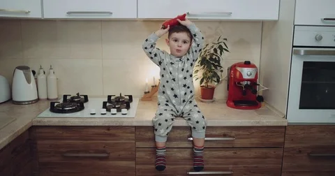 Little Boy Innen Stock Videos – Royalty-Free HD & 4K Videos | Pond5