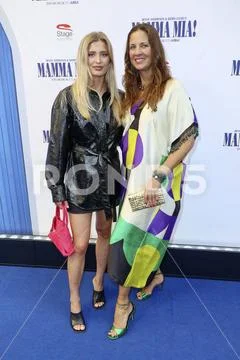 Luna Schweiger mit Mutter Dana Schweiger bei der Premiere des Musicals ...