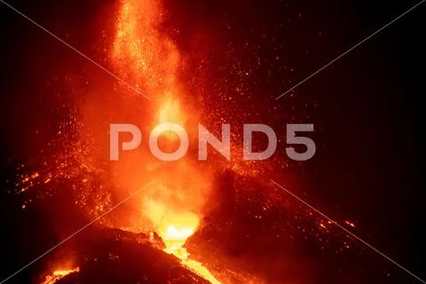 The main cone of the La Palma volcano suffered a partial collapse, El ...