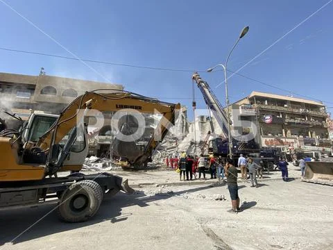 Photograph: Medical clinic building collapse, Baghdad, Iraq - 01 Oct ...