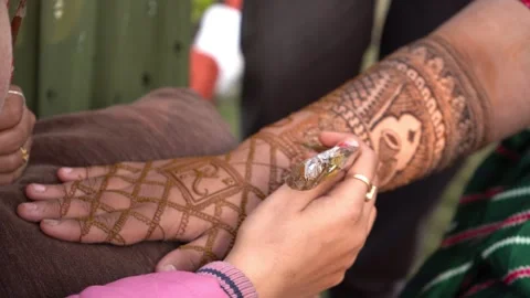 Mehndi artist making mehndi bridal hand ... | Stock Video | Pond5