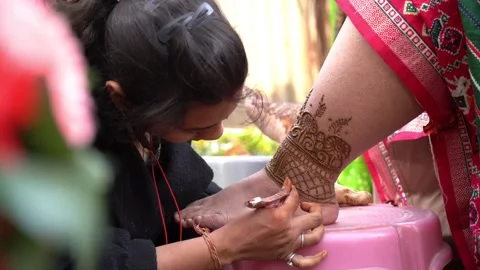 Mehndi artist making mehndi bridal hand ... | Stock Video | Pond5