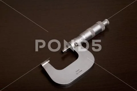 Micrometer with a circular scale for external measurements and a ...