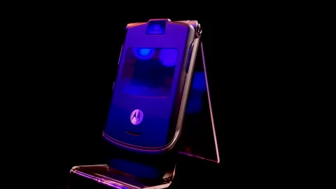 Retro Mobile Phone Stock Videos – Royalty-Free HD & 4K Videos | Page 3